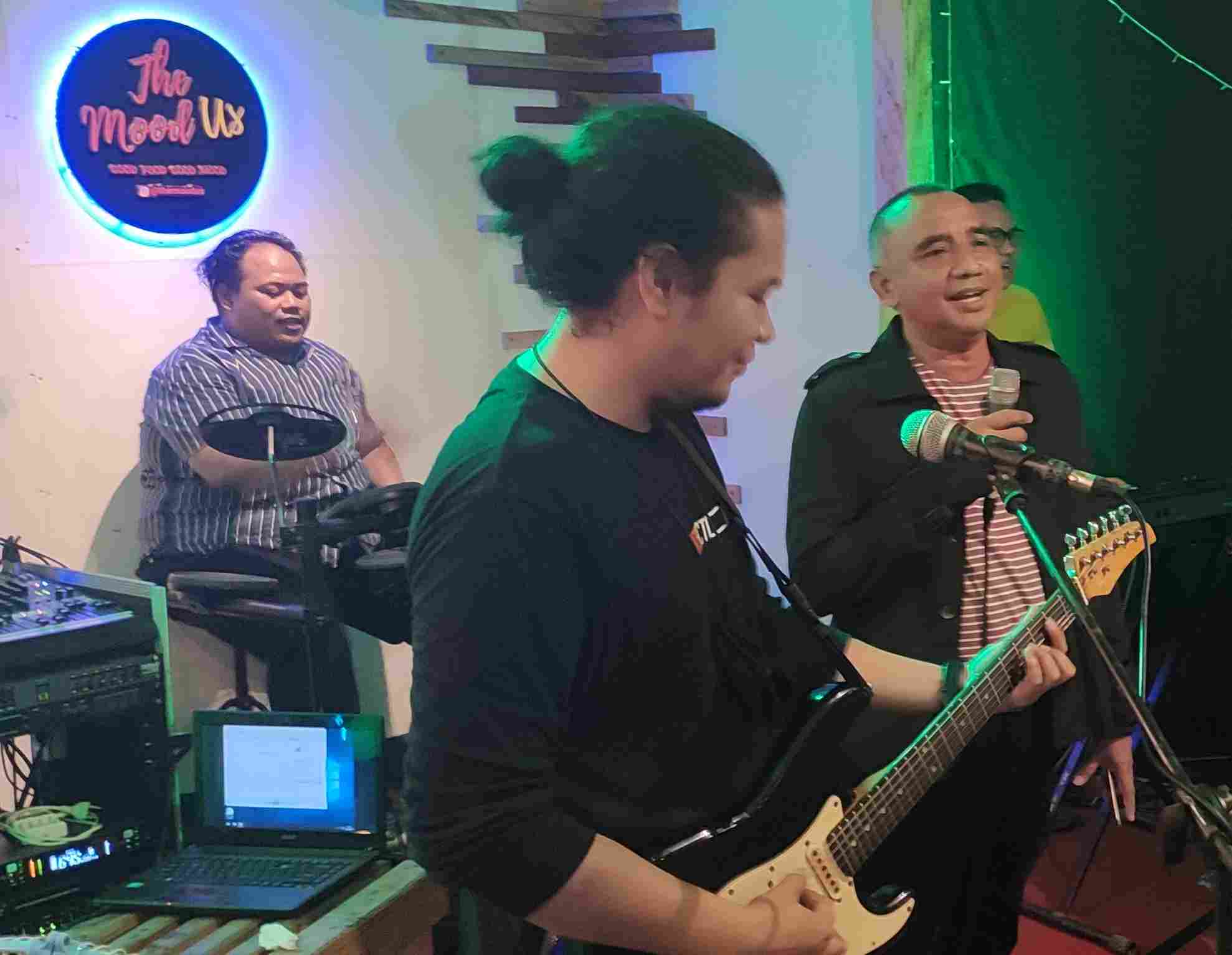 Diiringi Band Reggae Wabup Poso Bernyanyi, Ratusan Penonton Terhibur ...